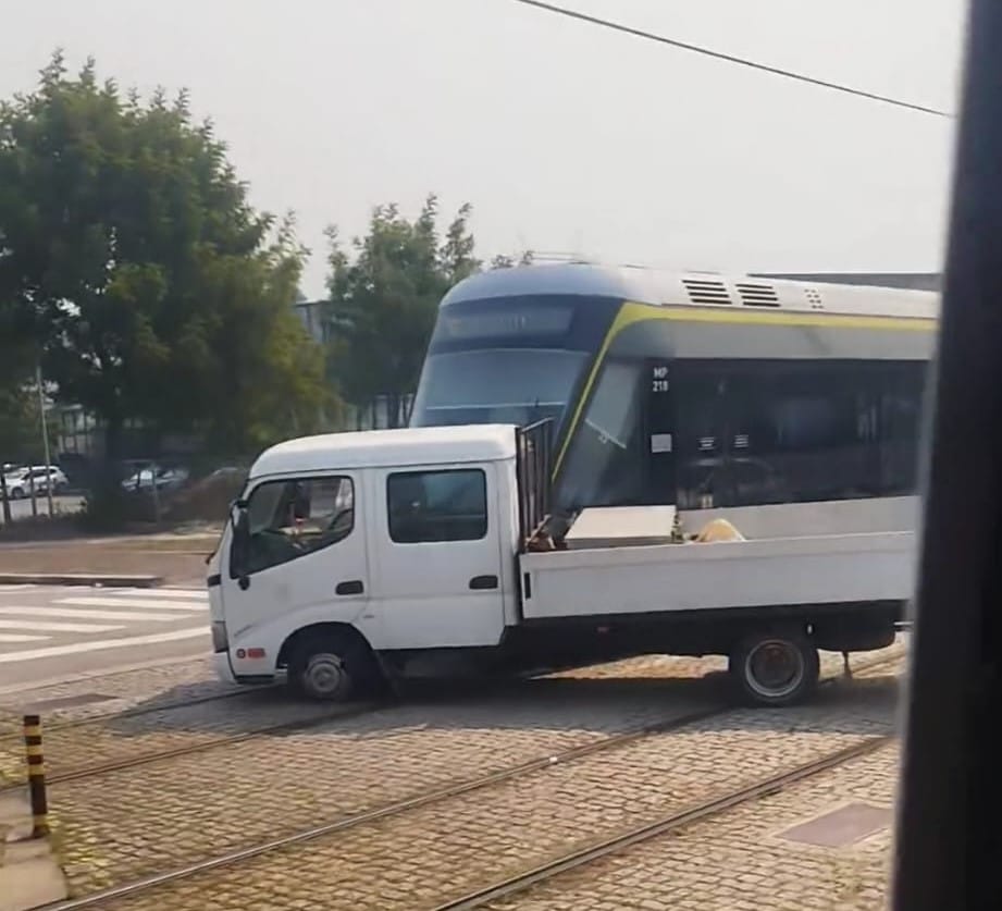 Colisão entre metro e carrinha corta linha entre Fórum da Maia e ISMAI ...
